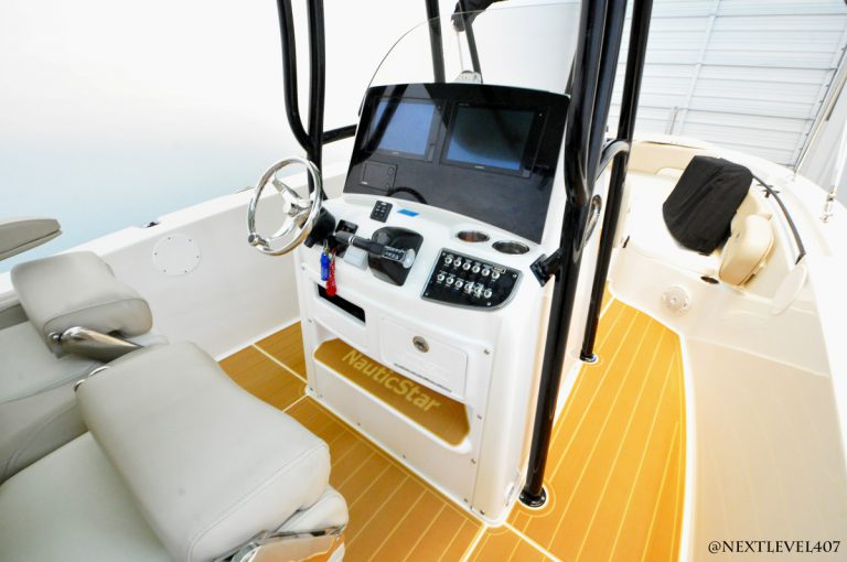 NauticStar Boat Installed Custom Dash with Flush Mounted Electronics ...